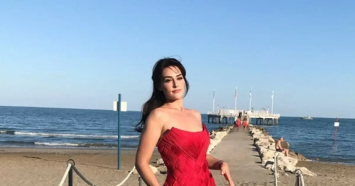 Esra Bilgiç kırmızı cesur elbisesiyle göz kamaştırdı! 'Türkiye'nin en ...