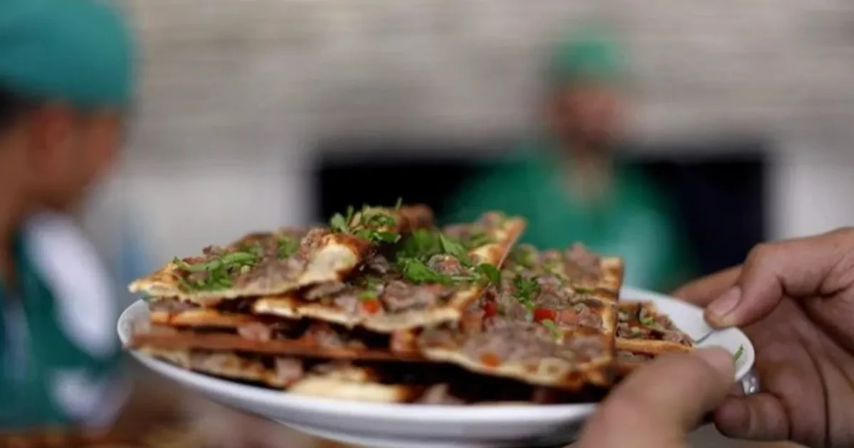 Etli ekmeğe deri, peynire nişasta, sucuğa ve kağıt kebabına kanatlı eti ...